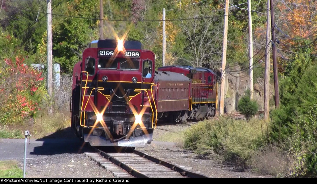 GP30 2198 Approaching Swamp Road
